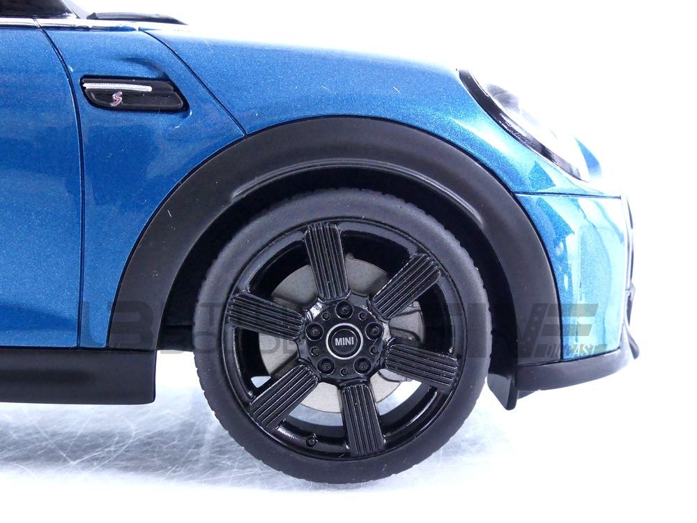 OTTO MOBILE 1/18 – MINI Cooper S – 2021 - Little Bolide